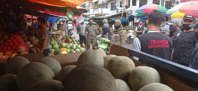 Ratusan Pedagang Pasar Terong Ditertibkan - Pluz.id