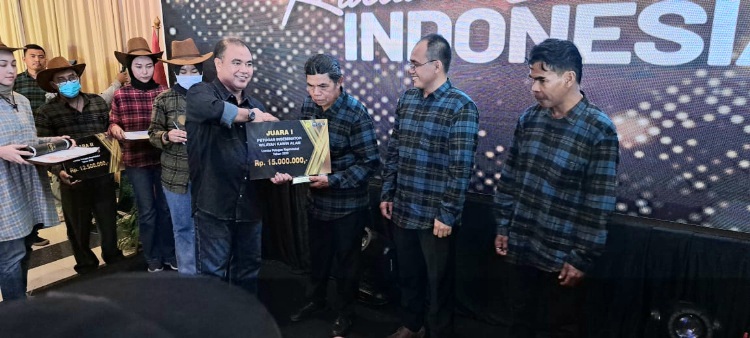 Harumkan Nama Sulsel, Alimuddin Hajar Raih Inseminator Terbaik di ...