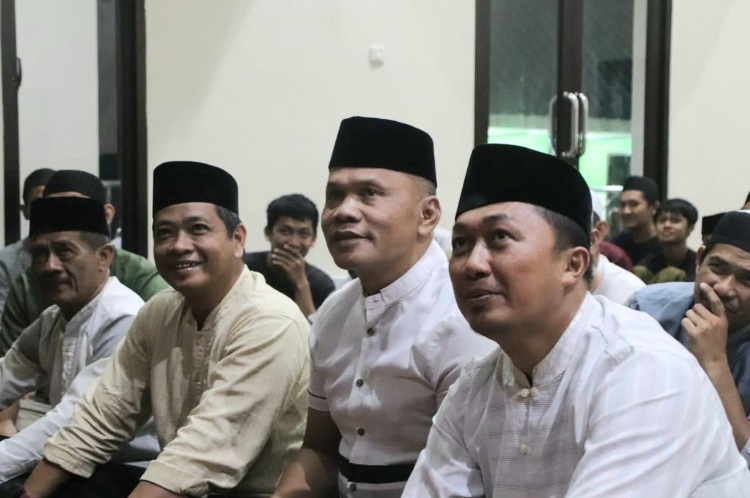 Safari Ramadan, Danyon Brimob Bersama Pemkab Bone Sambangi Mare - Pluz.id