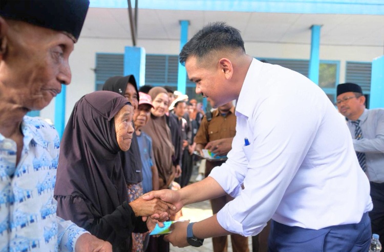 Uji Nurdin Serahkan Bantuan Langsung Tunai kepada Warga Penerima ...